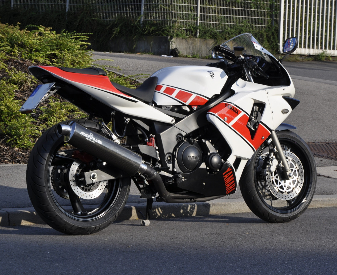 FZR 600 3HE mit Verkleidung CBR600RR (PC37) und zahlreichen techn ...